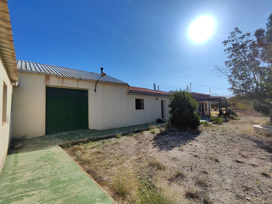 Groot stuk grond geschikt voor bebouwing met een gedeeltelijk te ...