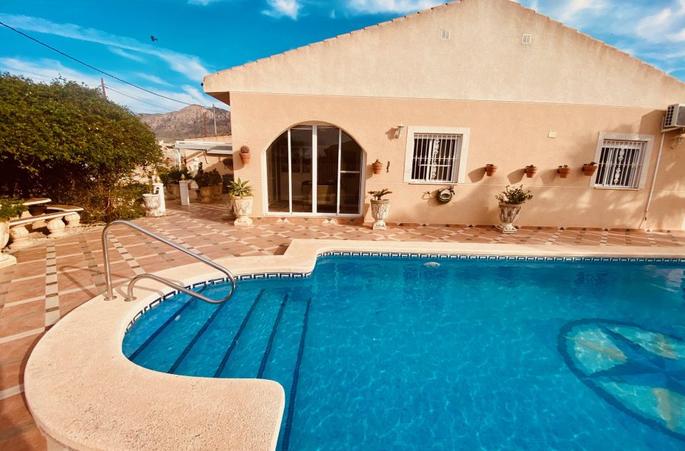 Beautiful, very well maintained villa for sale in Barinas - Country ...